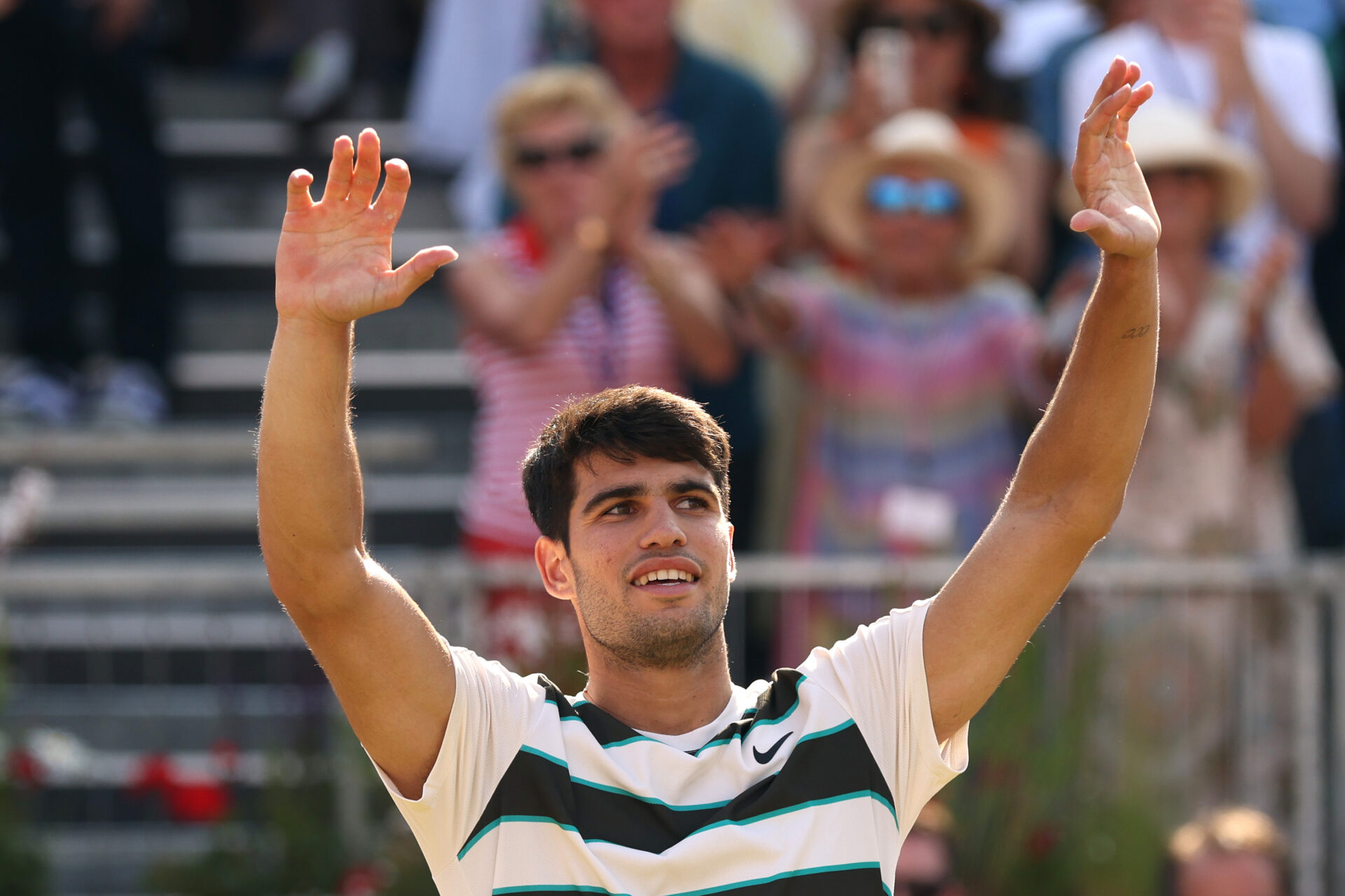 Watch Carlos Alcaraz hit 'magic' volley during Queen's match, fans ...