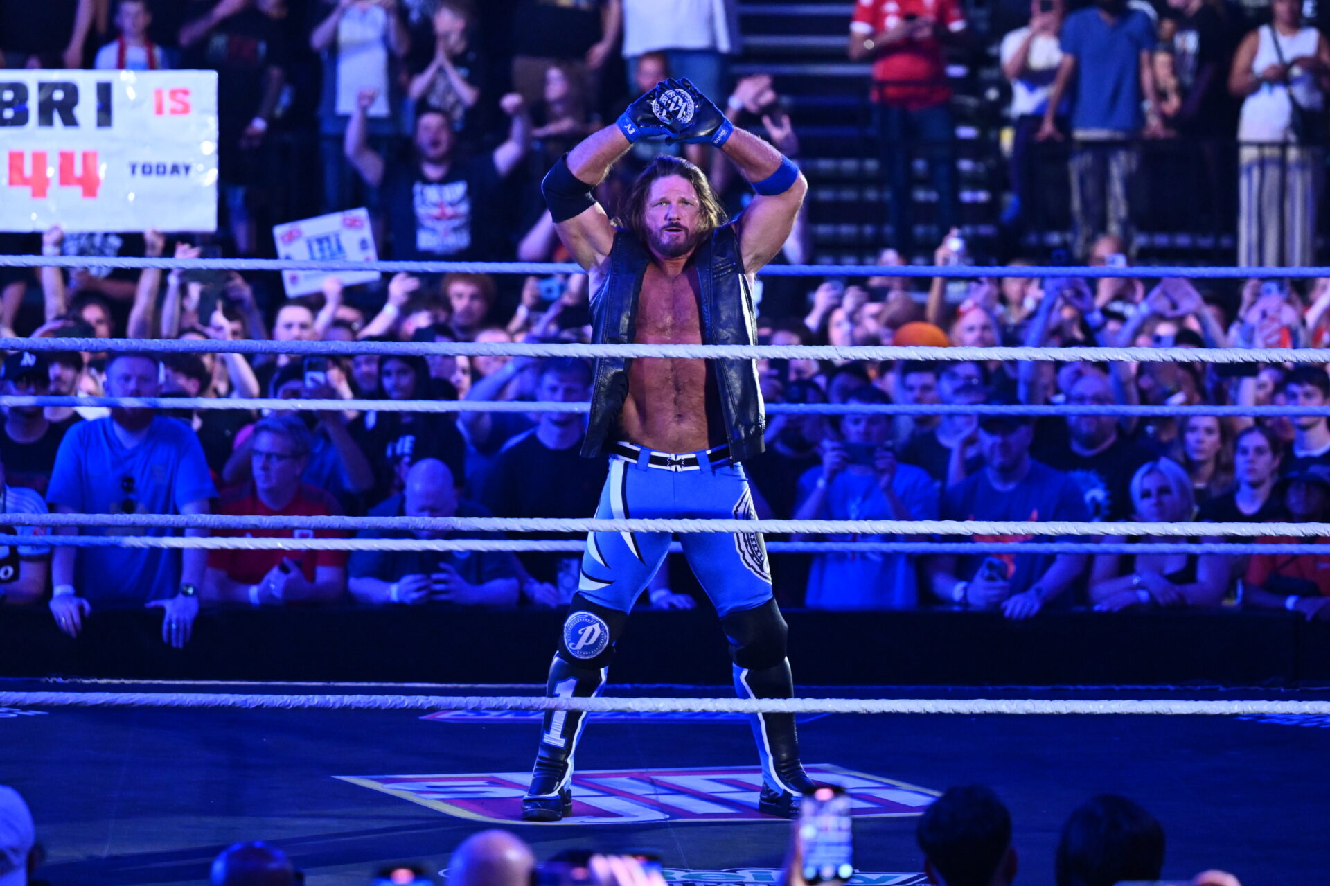 Watch 'absolutely insane' French crowd hijack WWE Raw for over five ...